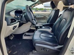 White Chrysler Pacifica 2021 in Klaipeda, with an engine capacity of 3.61 L and mileage of 69 thousand km for 10900 €, photo 8 on AUTOMOTO.COM.LV