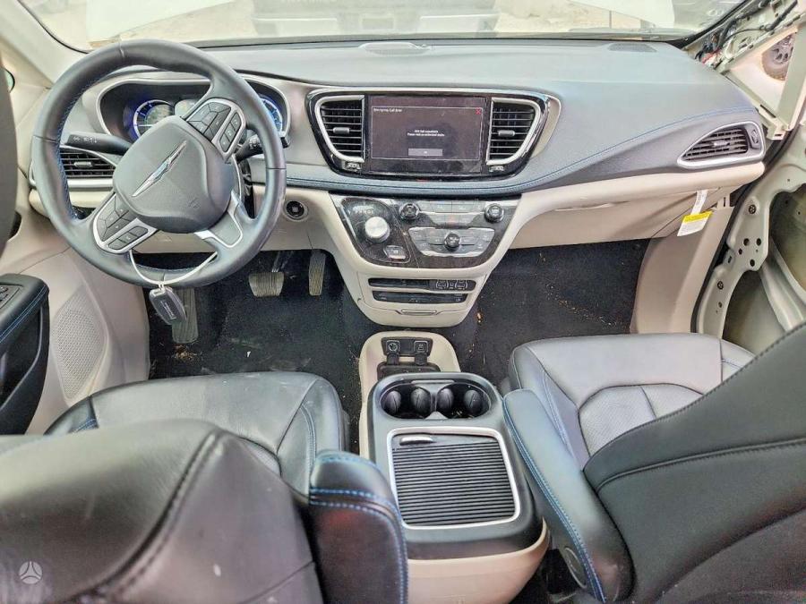 White Chrysler Pacifica 2021 in Klaipeda, with an engine capacity of 3.61 L and mileage of 69 thousand km for 10900 €, photo 9 on AUTOMOTO.COM.LV