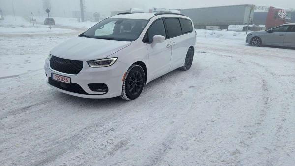 White Chrysler Pacifica 2022 in Klaipeda, with an engine capacity of 3.61 L and mileage of 180 thousand km for 18800 €, photo 5 on AUTOMOTO.COM.LV