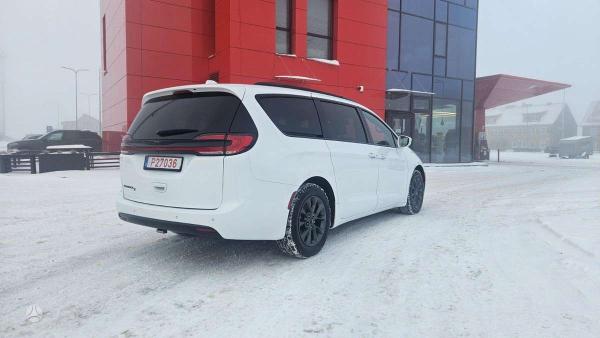White Chrysler Pacifica 2022 in Klaipeda, with an engine capacity of 3.61 L and mileage of 180 thousand km for 18800 €, photo 9 on AUTOMOTO.COM.LV