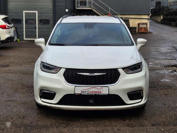 White Chrysler Pacifica 2022 in Vilnius, with an engine capacity of 3.61 L and mileage of 141 thousand km for 16350 €, photo 2 on AUTOMOTO.COM.LV