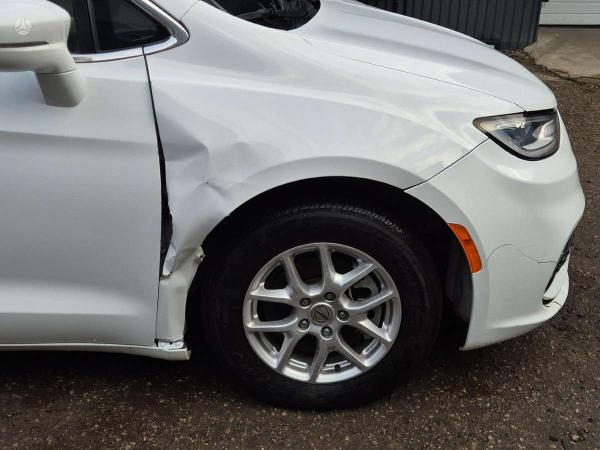 White Chrysler Pacifica 2022 in Vilnius, with an engine capacity of 3.61 L and mileage of 141 thousand km for 16350 €, photo 9 on AUTOMOTO.COM.LV