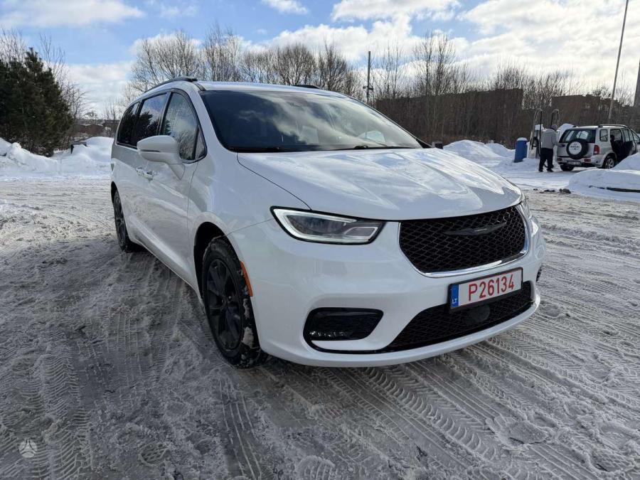 White Chrysler Pacifica 2022 in Klaipeda, with an engine capacity of 3.61 L and mileage of 170 thousand km for 17400 €, photo 2 on AUTOMOTO.COM.LV