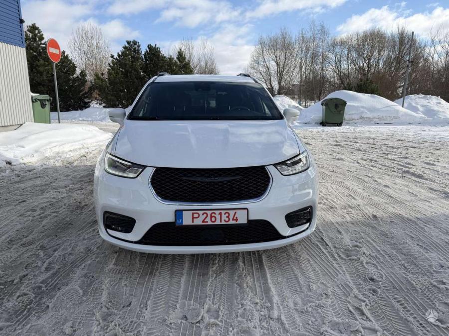 White Chrysler Pacifica 2022 in Klaipeda, with an engine capacity of 3.61 L and mileage of 170 thousand km for 17400 €, photo 4 on AUTOMOTO.COM.LV
