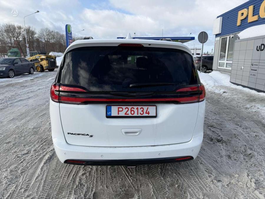 White Chrysler Pacifica 2022 in Klaipeda, with an engine capacity of 3.61 L and mileage of 170 thousand km for 17400 €, photo 9 on AUTOMOTO.COM.LV