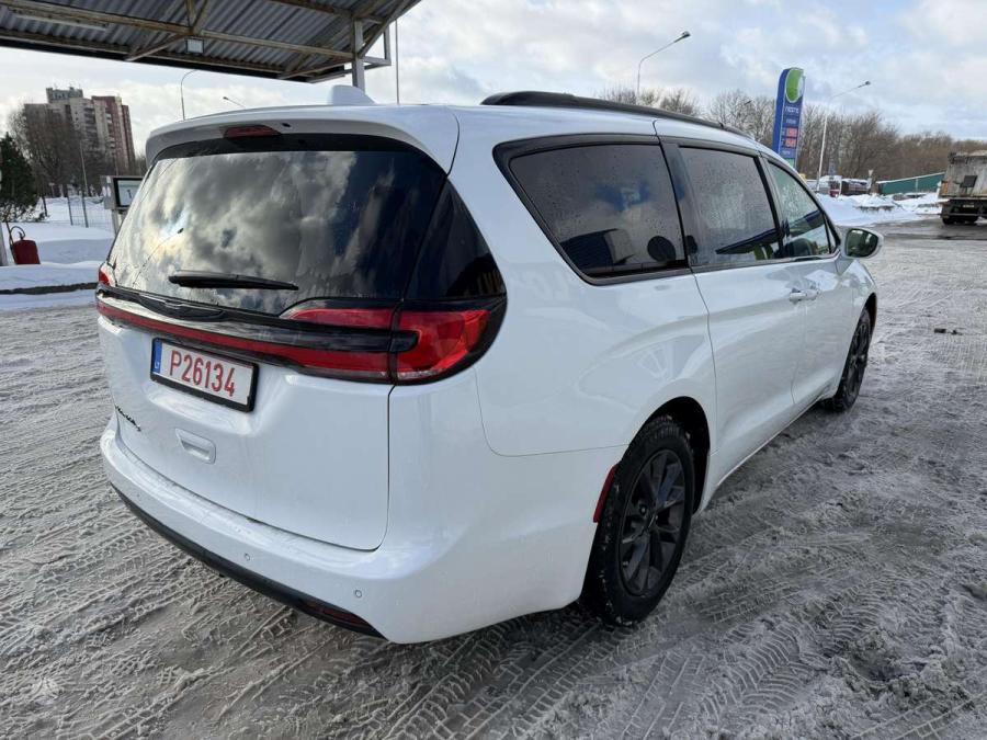 White Chrysler Pacifica 2022 in Klaipeda, with an engine capacity of 3.61 L and mileage of 170 thousand km for 17400 €, photo 10 on AUTOMOTO.COM.LV