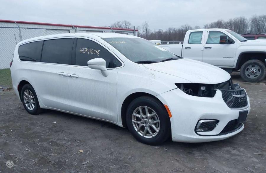 White Chrysler Pacifica 2022 in Vilnius, with an engine capacity of 3.61 L and mileage of 143 thousand km for 11900 €, photo 1 on AUTOMOTO.COM.LV