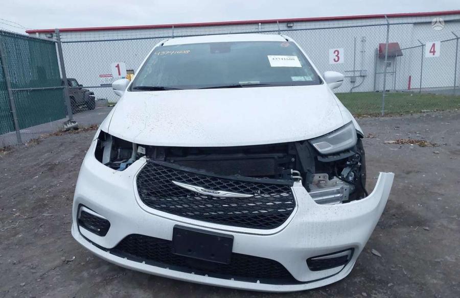 White Chrysler Pacifica 2022 in Vilnius, with an engine capacity of 3.61 L and mileage of 143 thousand km for 11900 €, photo 4 on AUTOMOTO.COM.LV