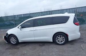White Chrysler Pacifica 2022 in Vilnius, with an engine capacity of 3.61 L and mileage of 143 thousand km for 11900 €, photo 7 on AUTOMOTO.COM.LV