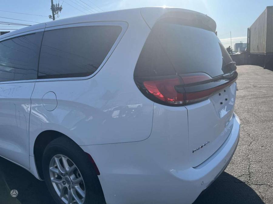 White Chrysler Pacifica 2022 in Vilnius, with an engine capacity of 3.61 L and mileage of 143 thousand km for 11900 €, photo 8 on AUTOMOTO.COM.LV
