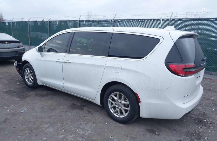 White Chrysler Pacifica 2022 in Vilnius, with an engine capacity of 3.61 L and mileage of 143 thousand km for 11900 €, photo 9 on AUTOMOTO.COM.LV