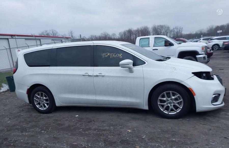White Chrysler Pacifica 2022 in Vilnius, with an engine capacity of 3.61 L and mileage of 143 thousand km for 11900 €, photo 14 on AUTOMOTO.COM.LV