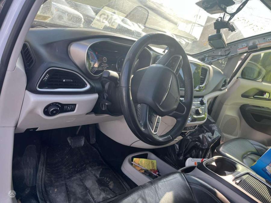 White Chrysler Pacifica 2022 in Vilnius, with an engine capacity of 3.61 L and mileage of 143 thousand km for 11900 €, photo 17 on AUTOMOTO.COM.LV
