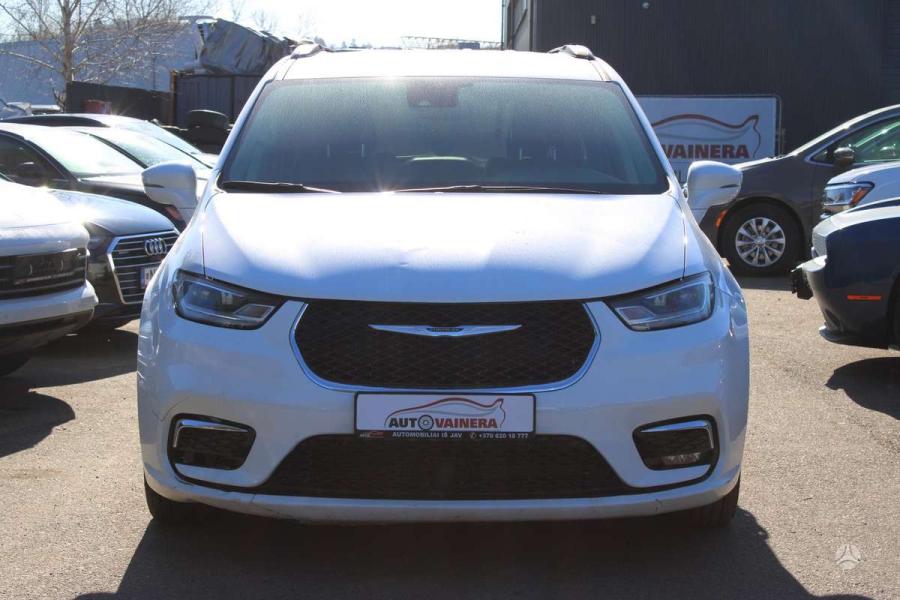 White Chrysler Pacifica 2022 in Vilnius, with an engine capacity of 3.61 L and mileage of 141 thousand km for 15499 €, photo 1 on AUTOMOTO.COM.LV