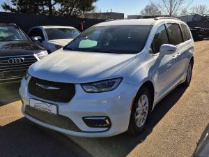 White Chrysler Pacifica 2022 in Vilnius, with an engine capacity of 3.61 L and mileage of 141 thousand km for 15499 €, photo 3 on AUTOMOTO.COM.LV