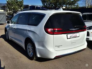 White Chrysler Pacifica 2022 in Vilnius, with an engine capacity of 3.61 L and mileage of 141 thousand km for 15499 €, photo 4 on AUTOMOTO.COM.LV