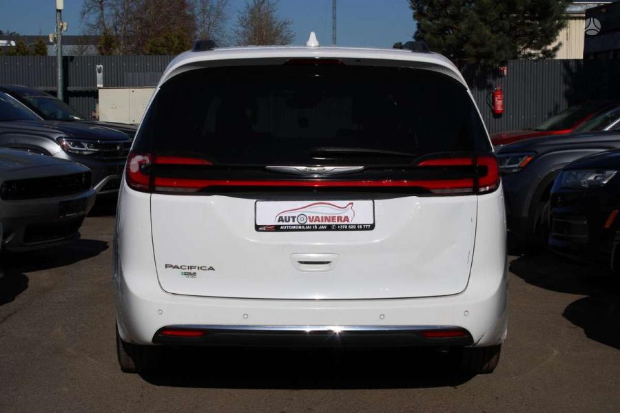 White Chrysler Pacifica 2022 in Vilnius, with an engine capacity of 3.61 L and mileage of 141 thousand km for 15499 €, photo 5 on AUTOMOTO.COM.LV