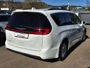 White Chrysler Pacifica 2022 in Vilnius, with an engine capacity of 3.61 L and mileage of 141 thousand km for 15499 €, photo 6 on AUTOMOTO.COM.LV