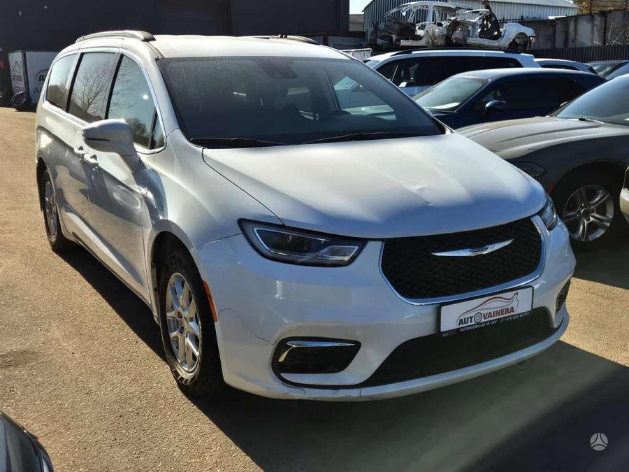 White Chrysler Pacifica 2022 in Vilnius, with an engine capacity of 3.61 L and mileage of 141 thousand km for 15499 €, photo 7 on AUTOMOTO.COM.LV