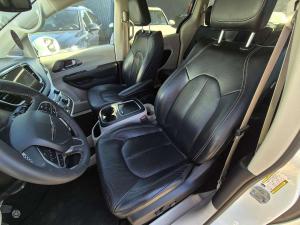 White Chrysler Pacifica 2022 in Vilnius, with an engine capacity of 3.61 L and mileage of 141 thousand km for 15499 €, photo 9 on AUTOMOTO.COM.LV