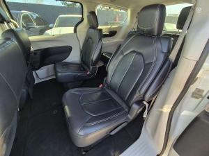 White Chrysler Pacifica 2022 in Vilnius, with an engine capacity of 3.61 L and mileage of 141 thousand km for 15499 €, photo 10 on AUTOMOTO.COM.LV