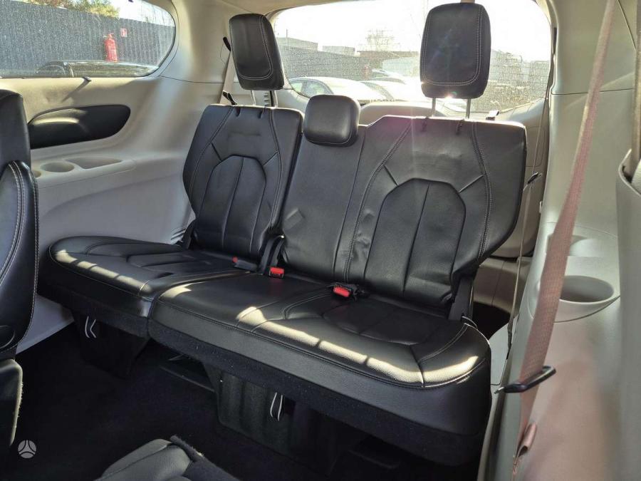 White Chrysler Pacifica 2022 in Vilnius, with an engine capacity of 3.61 L and mileage of 141 thousand km for 15499 €, photo 11 on AUTOMOTO.COM.LV