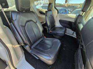 White Chrysler Pacifica 2022 in Vilnius, with an engine capacity of 3.61 L and mileage of 141 thousand km for 15499 €, photo 12 on AUTOMOTO.COM.LV