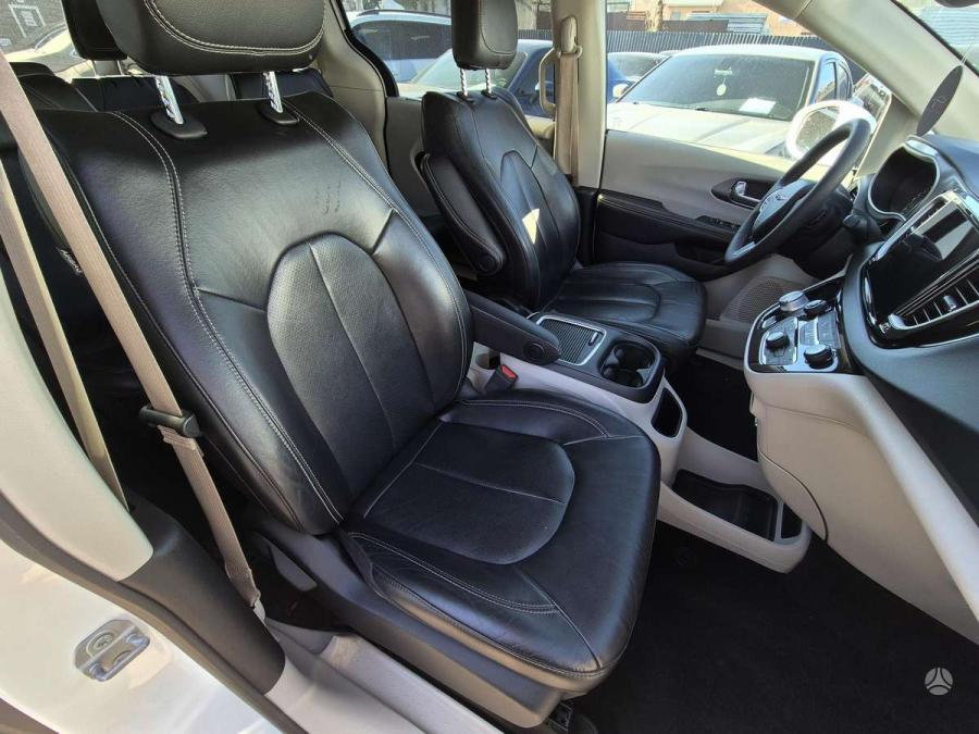 White Chrysler Pacifica 2022 in Vilnius, with an engine capacity of 3.61 L and mileage of 141 thousand km for 15499 €, photo 13 on AUTOMOTO.COM.LV