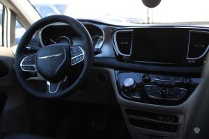 White Chrysler Pacifica 2022 in Vilnius, with an engine capacity of 3.61 L and mileage of 141 thousand km for 15499 €, photo 15 on AUTOMOTO.COM.LV