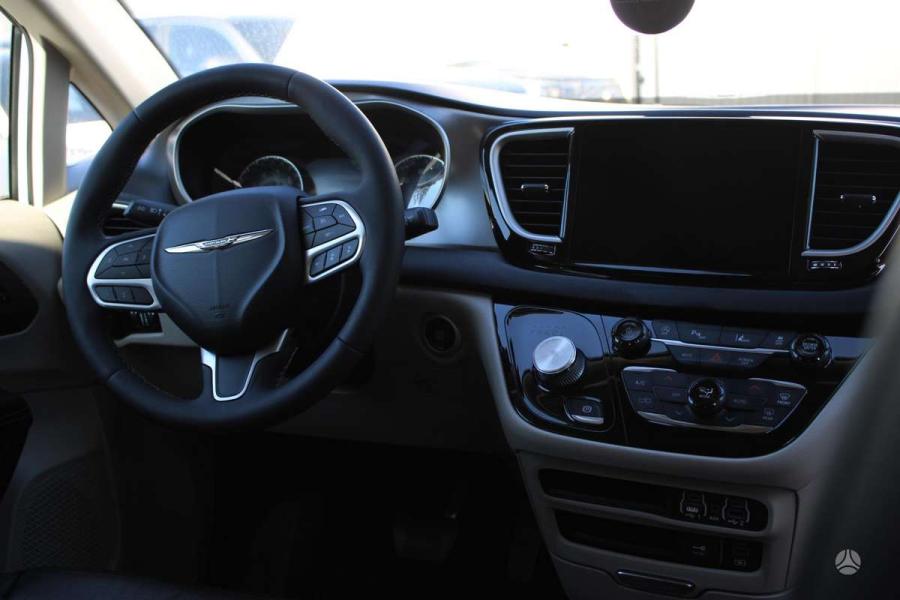 White Chrysler Pacifica 2022 in Vilnius, with an engine capacity of 3.61 L and mileage of 141 thousand km for 15499 €, photo 15 on AUTOMOTO.COM.LV