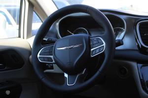 White Chrysler Pacifica 2022 in Vilnius, with an engine capacity of 3.61 L and mileage of 141 thousand km for 15499 €, photo 16 on AUTOMOTO.COM.LV