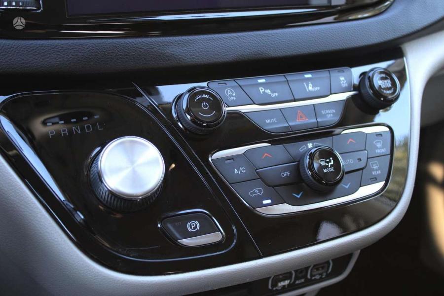White Chrysler Pacifica 2022 in Vilnius, with an engine capacity of 3.61 L and mileage of 141 thousand km for 15499 €, photo 22 on AUTOMOTO.COM.LV