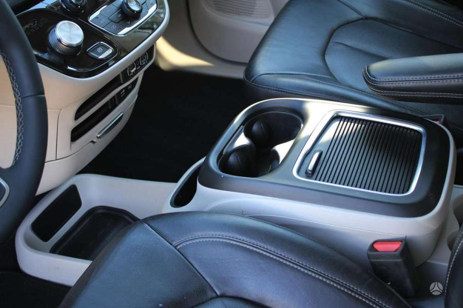 White Chrysler Pacifica 2022 in Vilnius, with an engine capacity of 3.61 L and mileage of 141 thousand km for 15499 €, photo 23 on AUTOMOTO.COM.LV