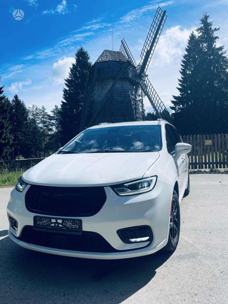 White Chrysler Pacifica 2022 in Telschi, with an engine capacity of 3.61 L and mileage of 178 thousand km for 21400 €, photo 1 on AUTOMOTO.COM.LV