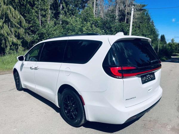 Balts Chrysler Pacifica 2022 Telšiai, ar dzinēja tilpumu 3.61 L un nobraukumu 178 tūkst. km par 21400 €, foto 4 vietnē AUTOMOTO.COM.LV