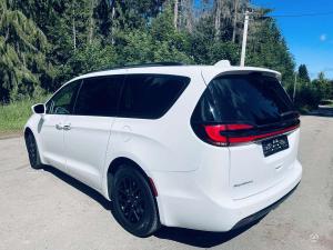 White Chrysler Pacifica 2022 in Telschi, with an engine capacity of 3.61 L and mileage of 178 thousand km for 21400 €, photo 5 on AUTOMOTO.COM.LV