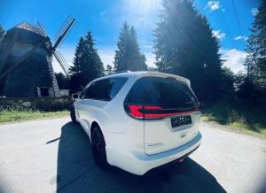 White Chrysler Pacifica 2022 in Telschi, with an engine capacity of 3.61 L and mileage of 178 thousand km for 21400 €, photo 8 on AUTOMOTO.COM.LV