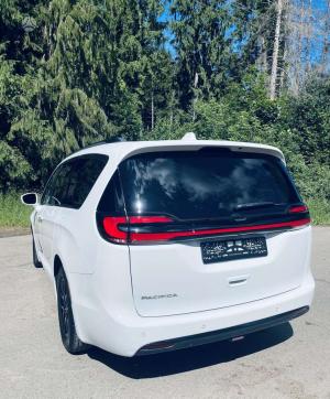 White Chrysler Pacifica 2022 in Telschi, with an engine capacity of 3.61 L and mileage of 178 thousand km for 21400 €, photo 10 on AUTOMOTO.COM.LV