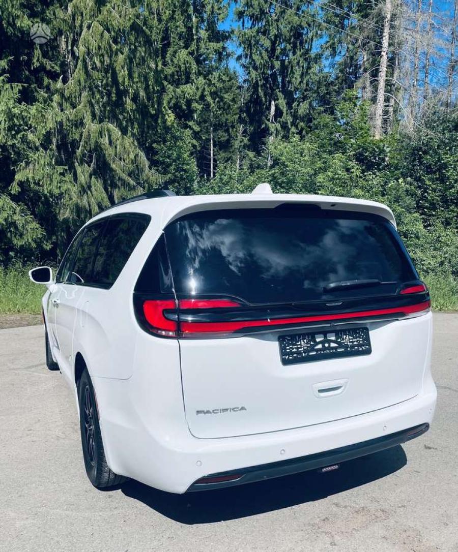 White Chrysler Pacifica 2022 in Telschi, with an engine capacity of 3.61 L and mileage of 178 thousand km for 21400 €, photo 10 on AUTOMOTO.COM.LV