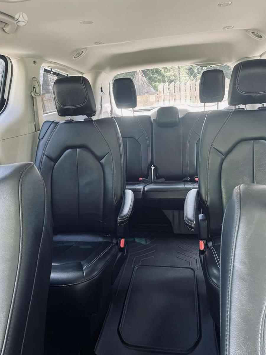 White Chrysler Pacifica 2022 in Telschi, with an engine capacity of 3.61 L and mileage of 178 thousand km for 21400 €, photo 11 on AUTOMOTO.COM.LV