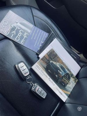 White Chrysler Pacifica 2022 in Telschi, with an engine capacity of 3.61 L and mileage of 178 thousand km for 21400 €, photo 12 on AUTOMOTO.COM.LV