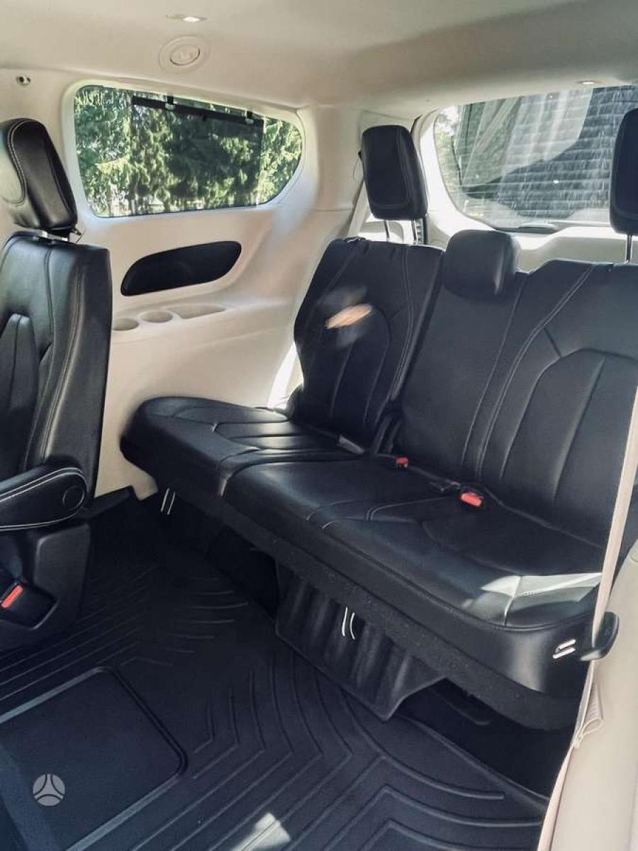 White Chrysler Pacifica 2022 in Telschi, with an engine capacity of 3.61 L and mileage of 178 thousand km for 21400 €, photo 13 on AUTOMOTO.COM.LV