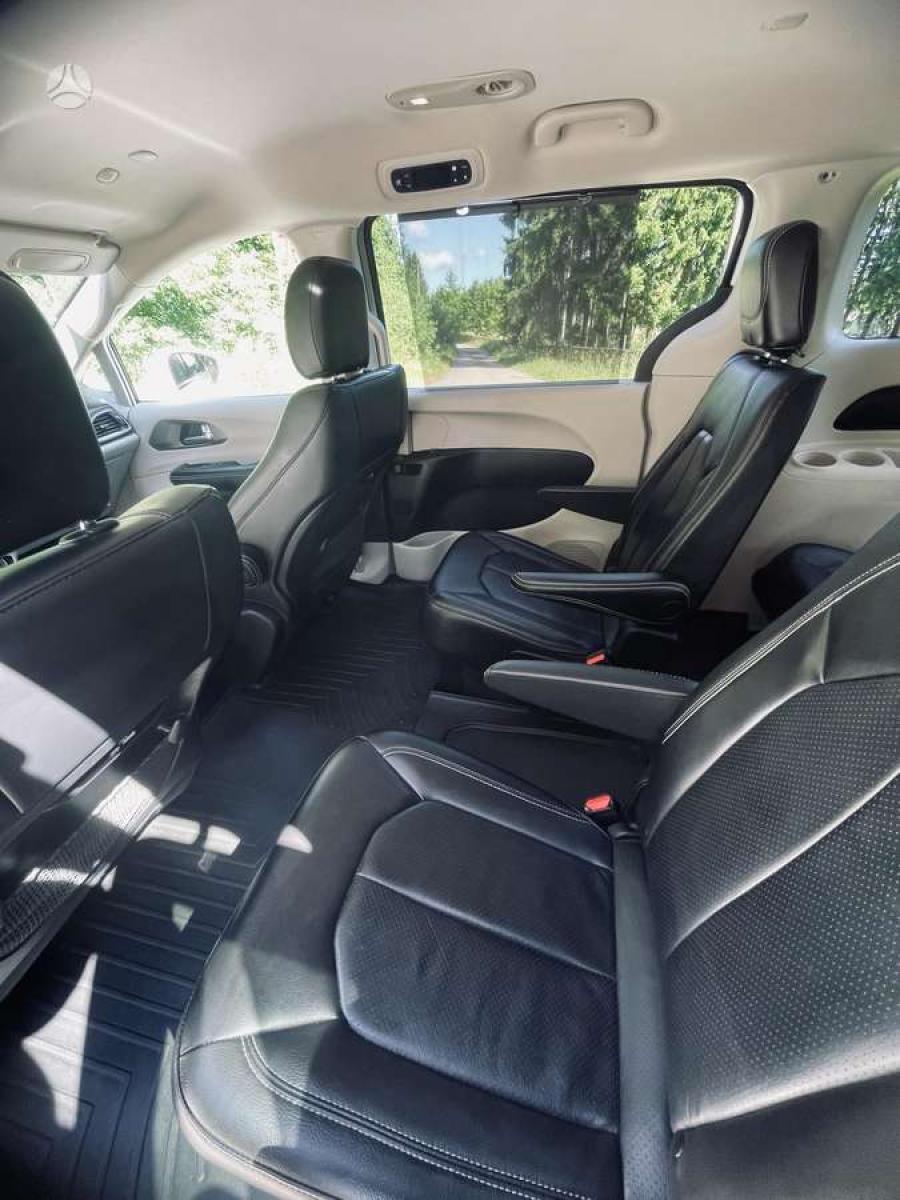 White Chrysler Pacifica 2022 in Telschi, with an engine capacity of 3.61 L and mileage of 178 thousand km for 21400 €, photo 15 on AUTOMOTO.COM.LV