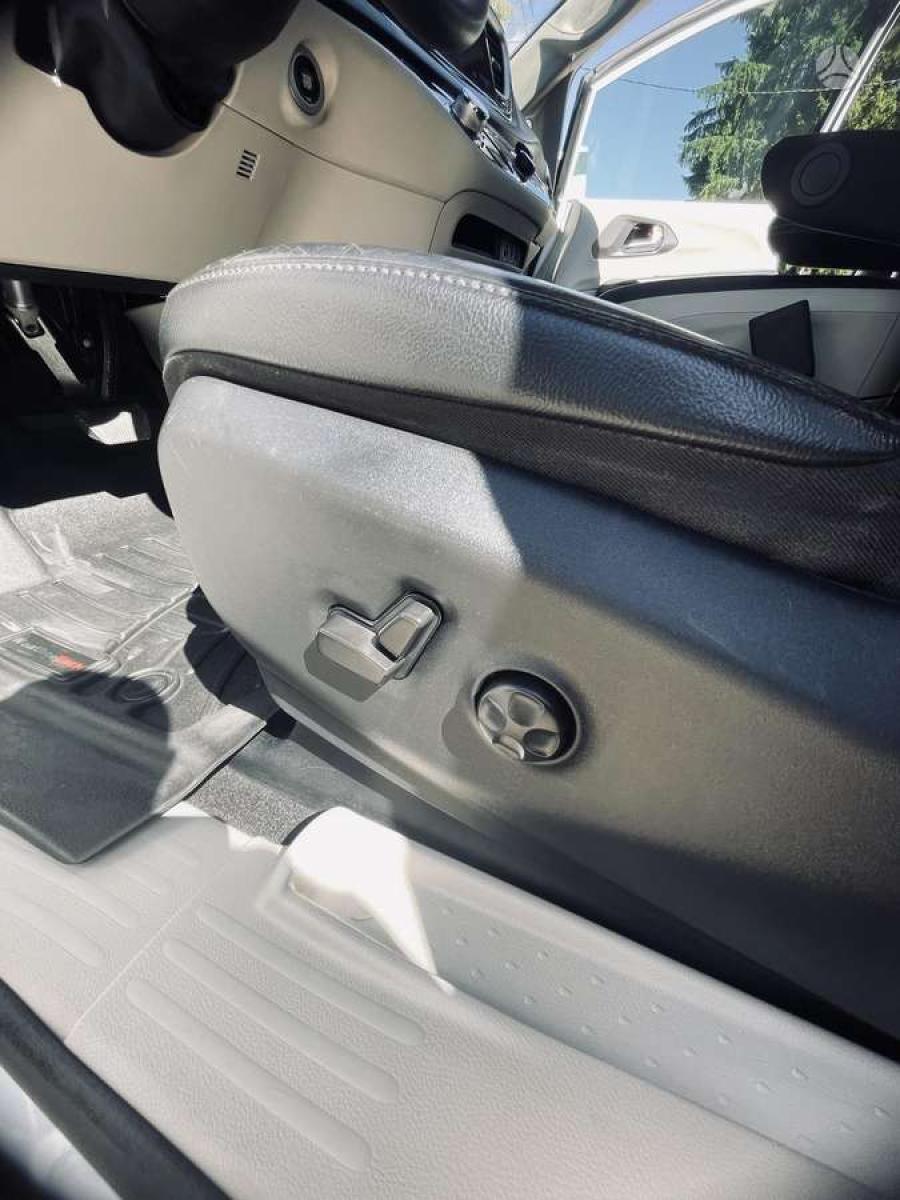 White Chrysler Pacifica 2022 in Telschi, with an engine capacity of 3.61 L and mileage of 178 thousand km for 21400 €, photo 21 on AUTOMOTO.COM.LV