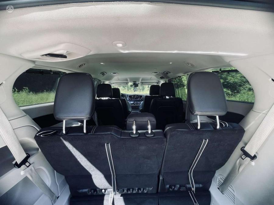White Chrysler Pacifica 2022 in Telschi, with an engine capacity of 3.61 L and mileage of 178 thousand km for 21400 €, photo 26 on AUTOMOTO.COM.LV