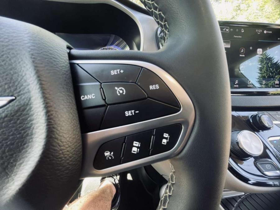 White Chrysler Pacifica 2022 in Telschi, with an engine capacity of 3.61 L and mileage of 178 thousand km for 21400 €, photo 38 on AUTOMOTO.COM.LV