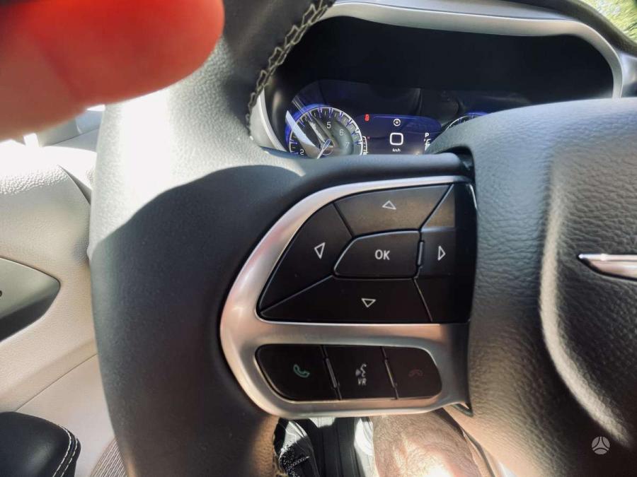 White Chrysler Pacifica 2022 in Telschi, with an engine capacity of 3.61 L and mileage of 178 thousand km for 21400 €, photo 39 on AUTOMOTO.COM.LV