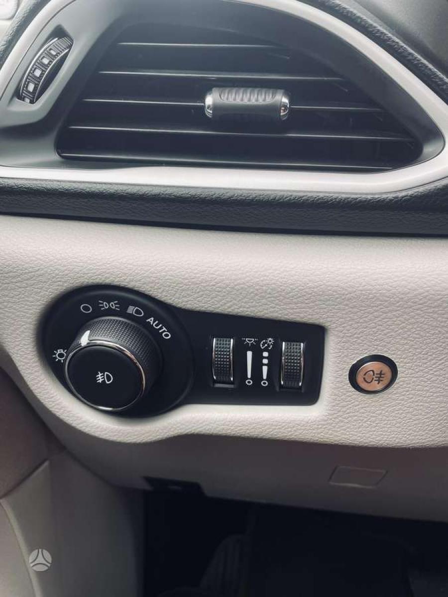 White Chrysler Pacifica 2022 in Telschi, with an engine capacity of 3.61 L and mileage of 178 thousand km for 21400 €, photo 40 on AUTOMOTO.COM.LV