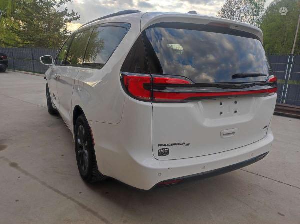 Balts Chrysler Pacifica 2022 Kauņa, ar dzinēja tilpumu 3.60 L un nobraukumu 72 tūkst. km par 12400 €, foto 1 vietnē AUTOMOTO.COM.LV