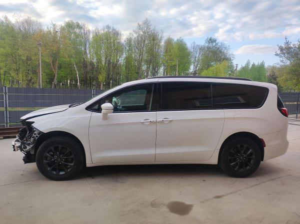 Balts Chrysler Pacifica 2022 Kauņa, ar dzinēja tilpumu 3.60 L un nobraukumu 72 tūkst. km par 12400 €, foto 2 vietnē AUTOMOTO.COM.LV